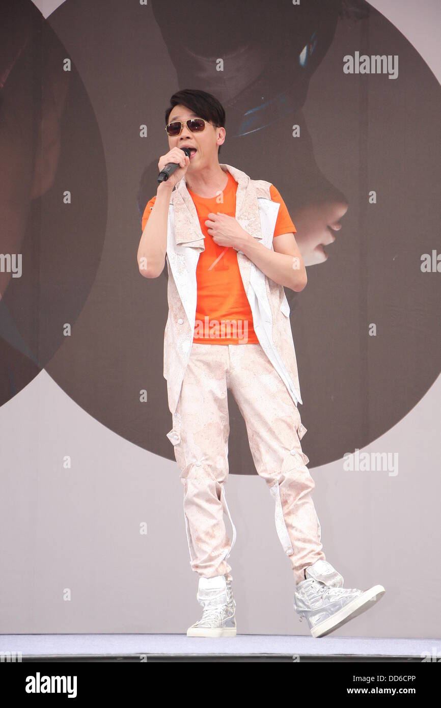 Taipei, China. 25th Aug, 2013. Singer David Tao holds an autograph ...