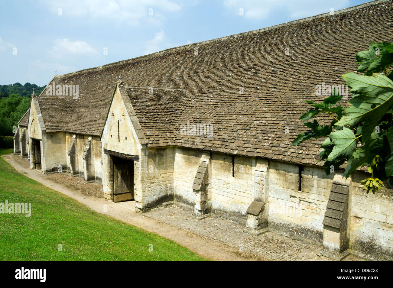 Medieval tithe barn hi-res stock photography and images - Alamy