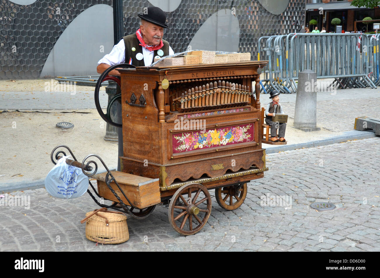 Old barrel organ grinder hi-res stock photography and images - Alamy