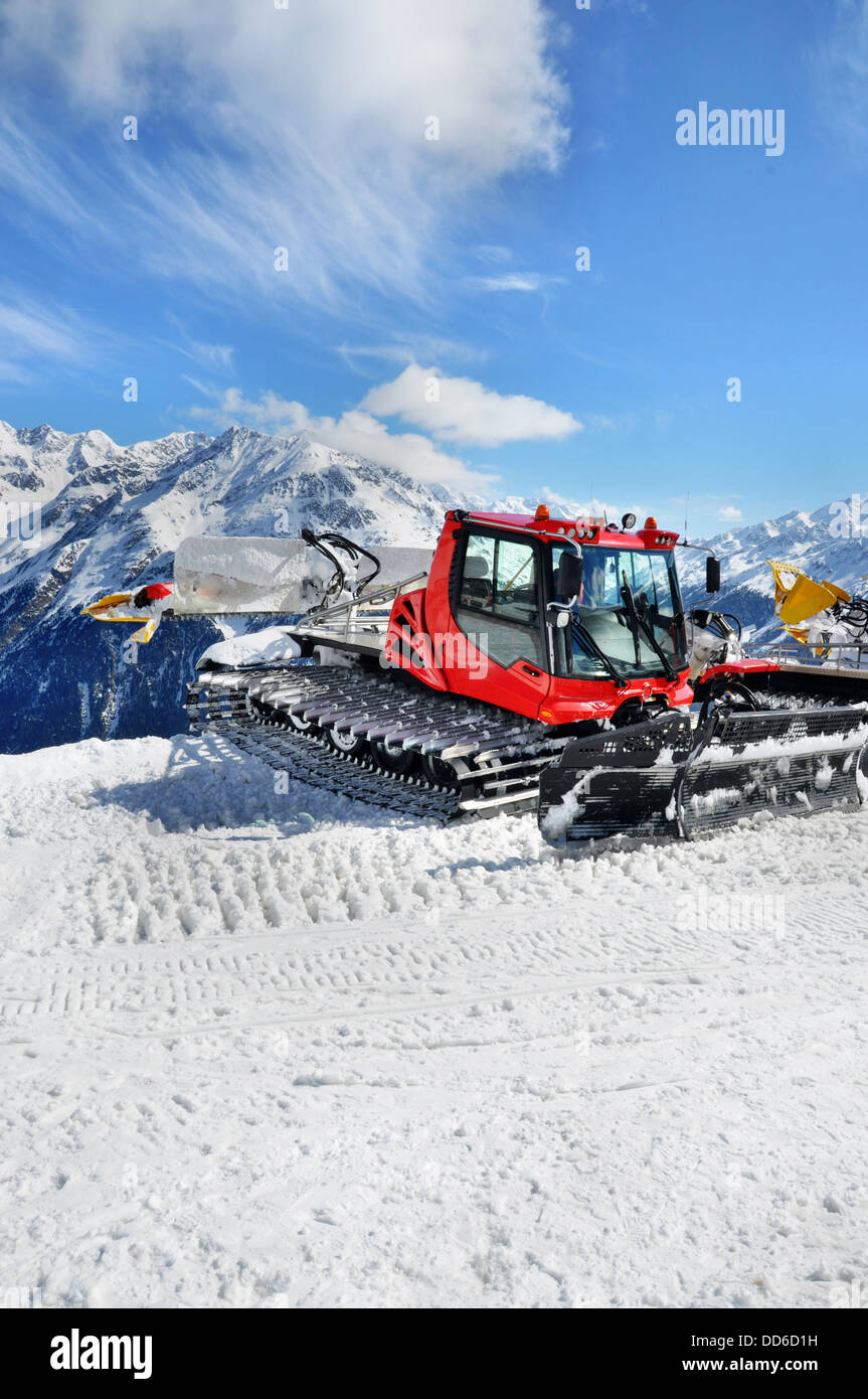 Snow cat vehicle hi-res stock photography and images - Alamy