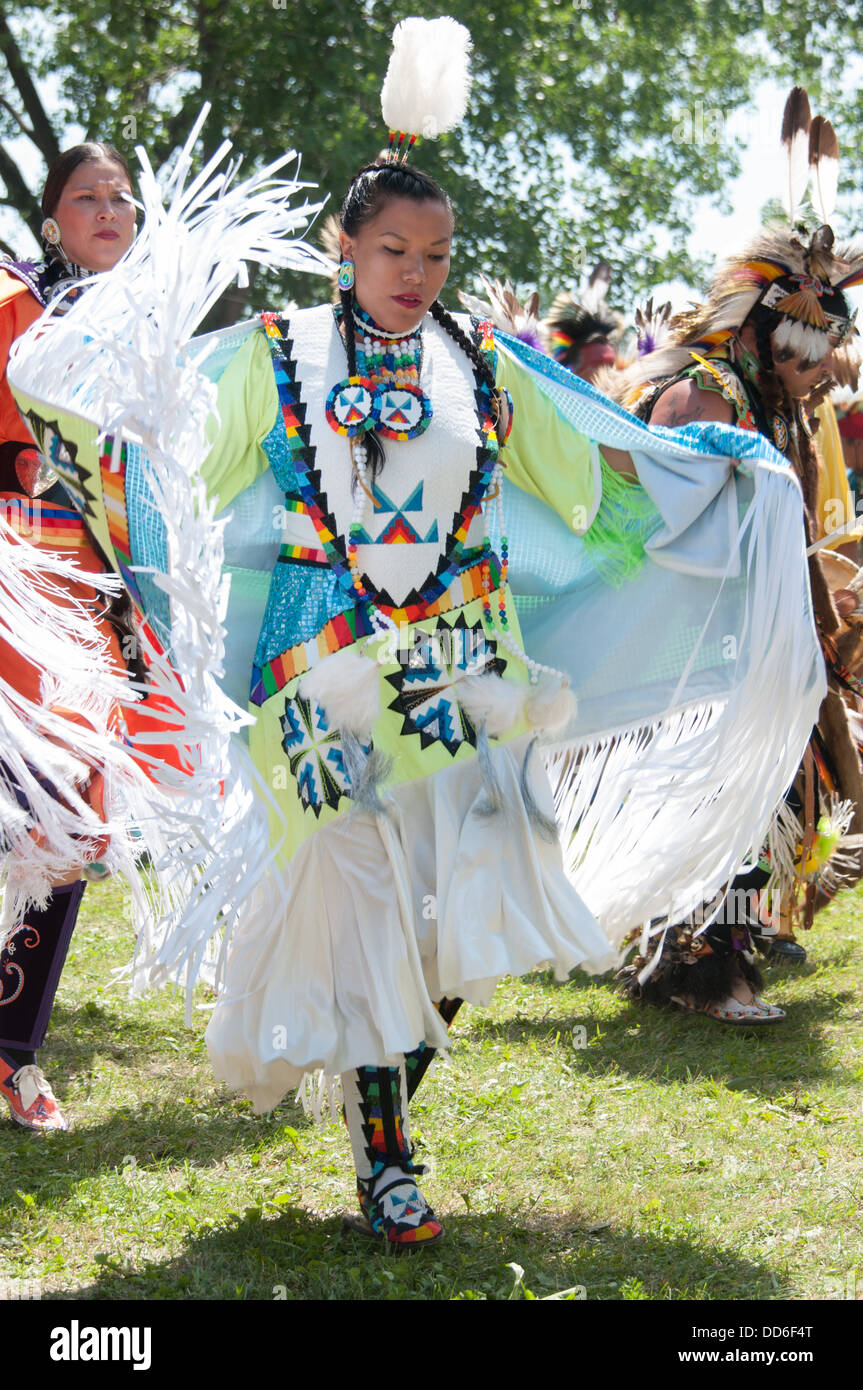 Native canadian traditional dress hi-res stock photography and images ...