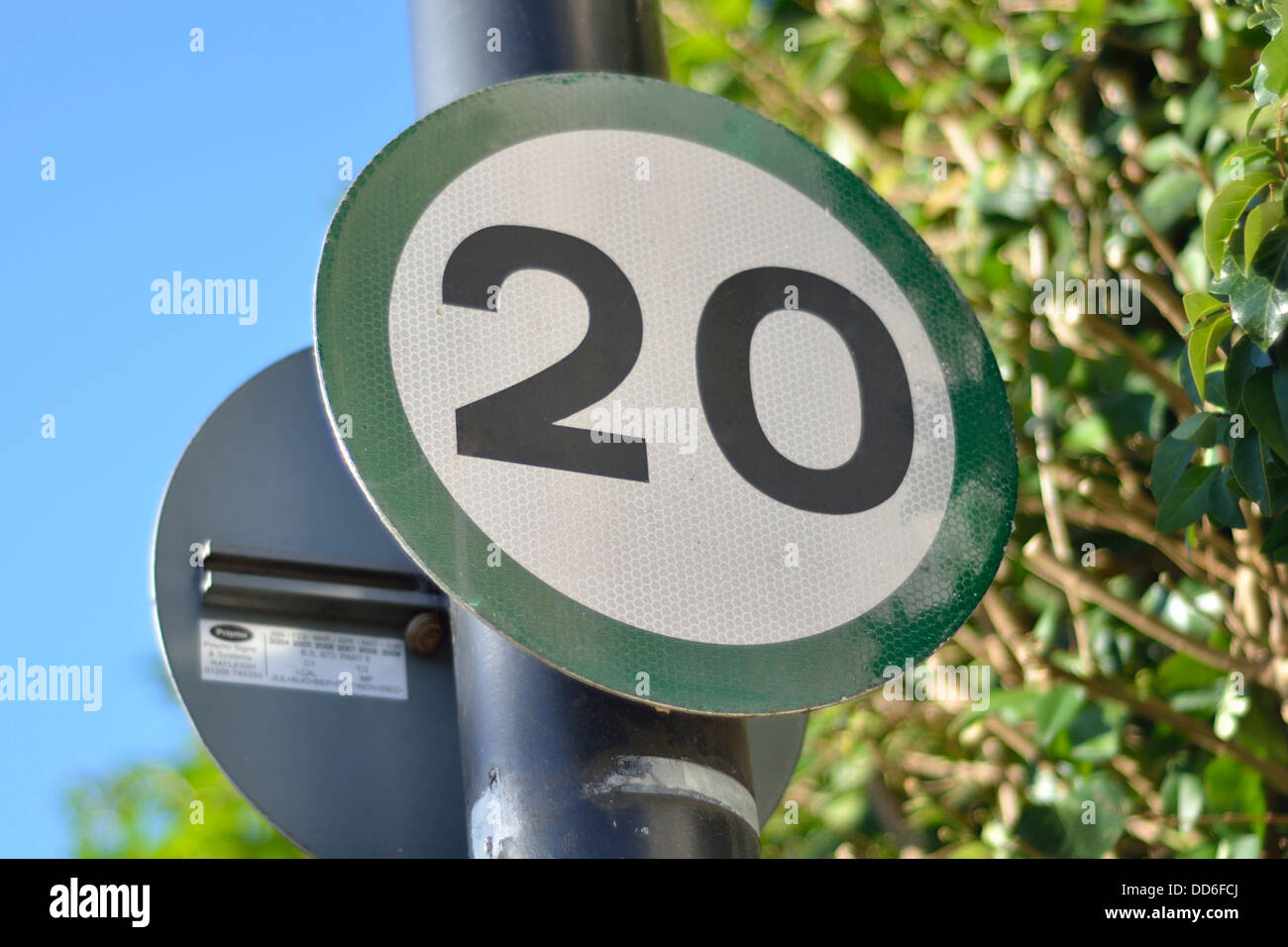 20 mph zone sign England Uk Stock Photo - Alamy