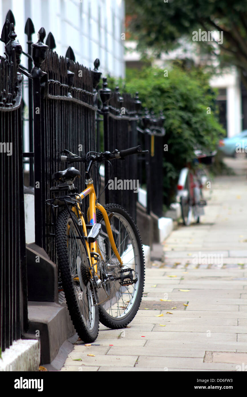 Yellow mountain bike hi-res stock photography and images - Alamy