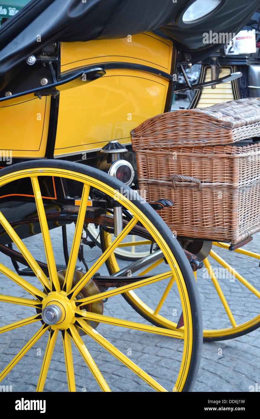 Carriage yellow wheels hi-res stock photography and images - Alamy