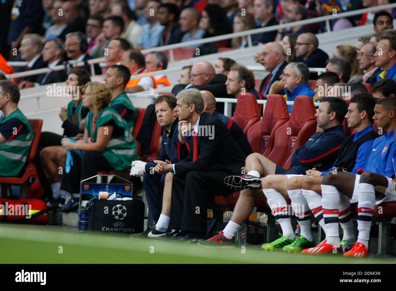 Emirates arsenal stadium pitch hi-res stock photography and images - Alamy