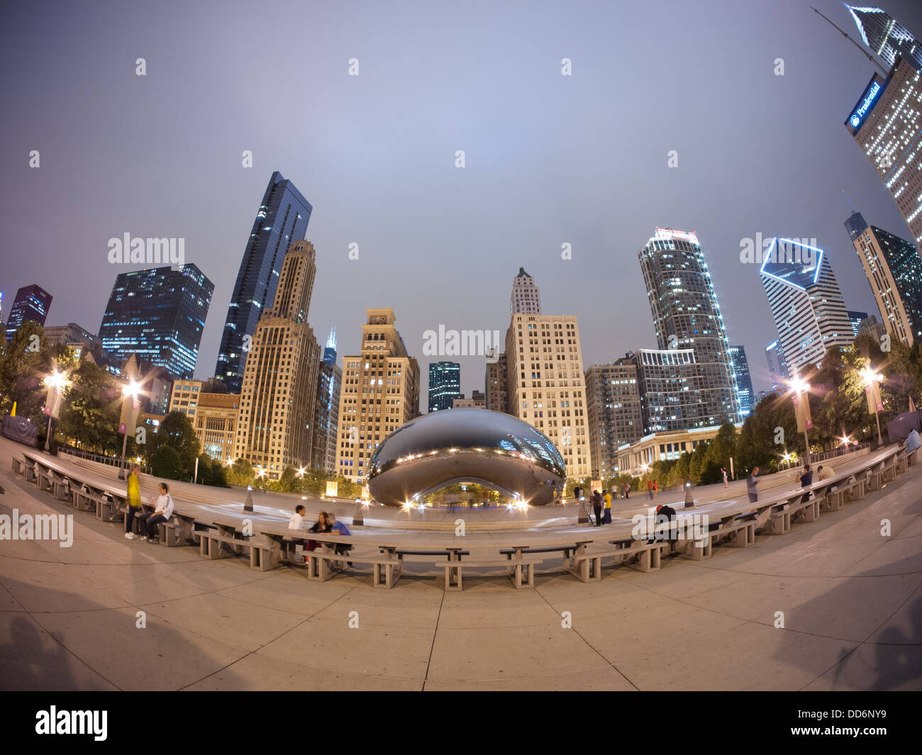 Chicago skyline night hi-res stock photography and images - Alamy