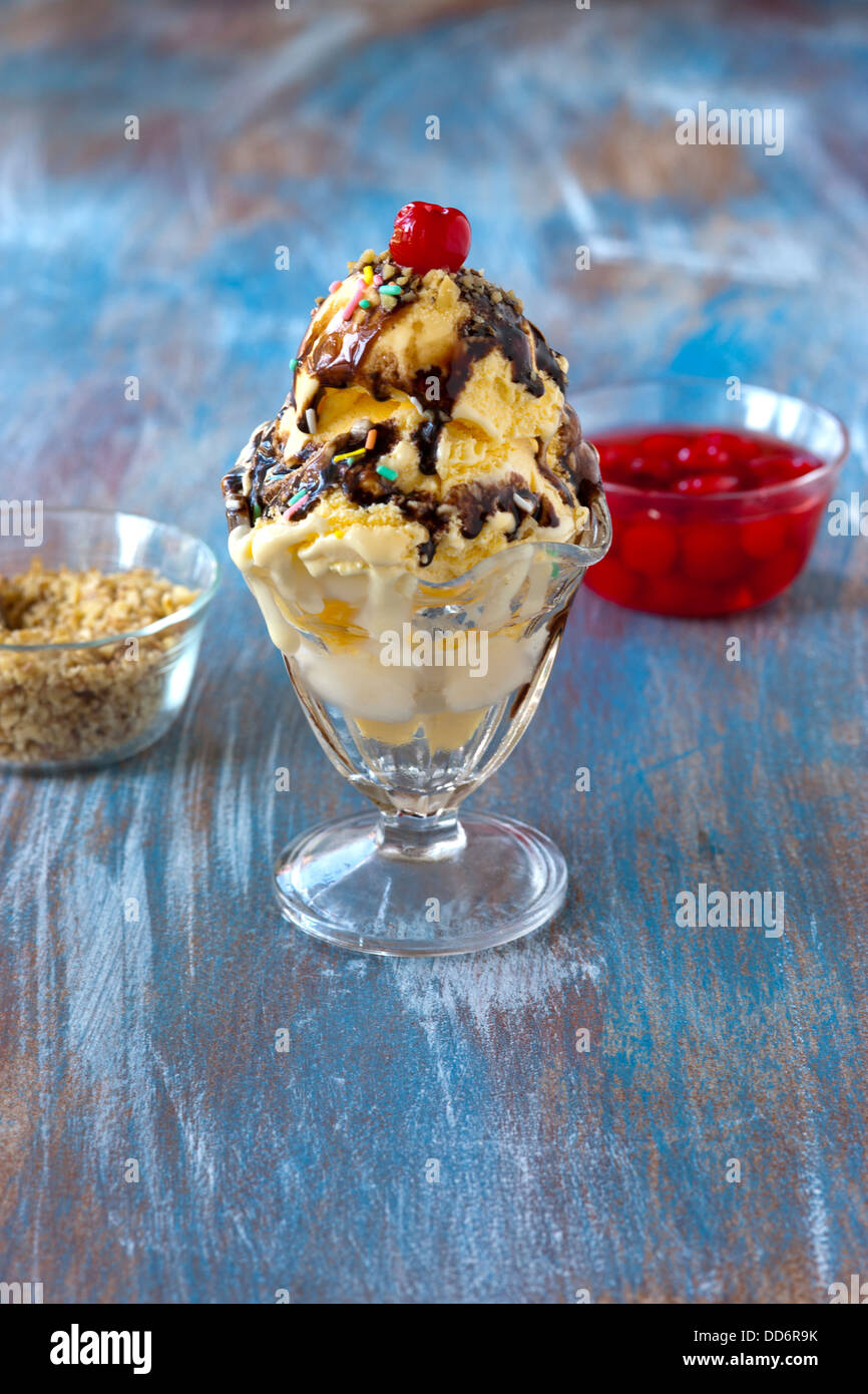 Ice cream sundae hi-res stock photography and images - Alamy
