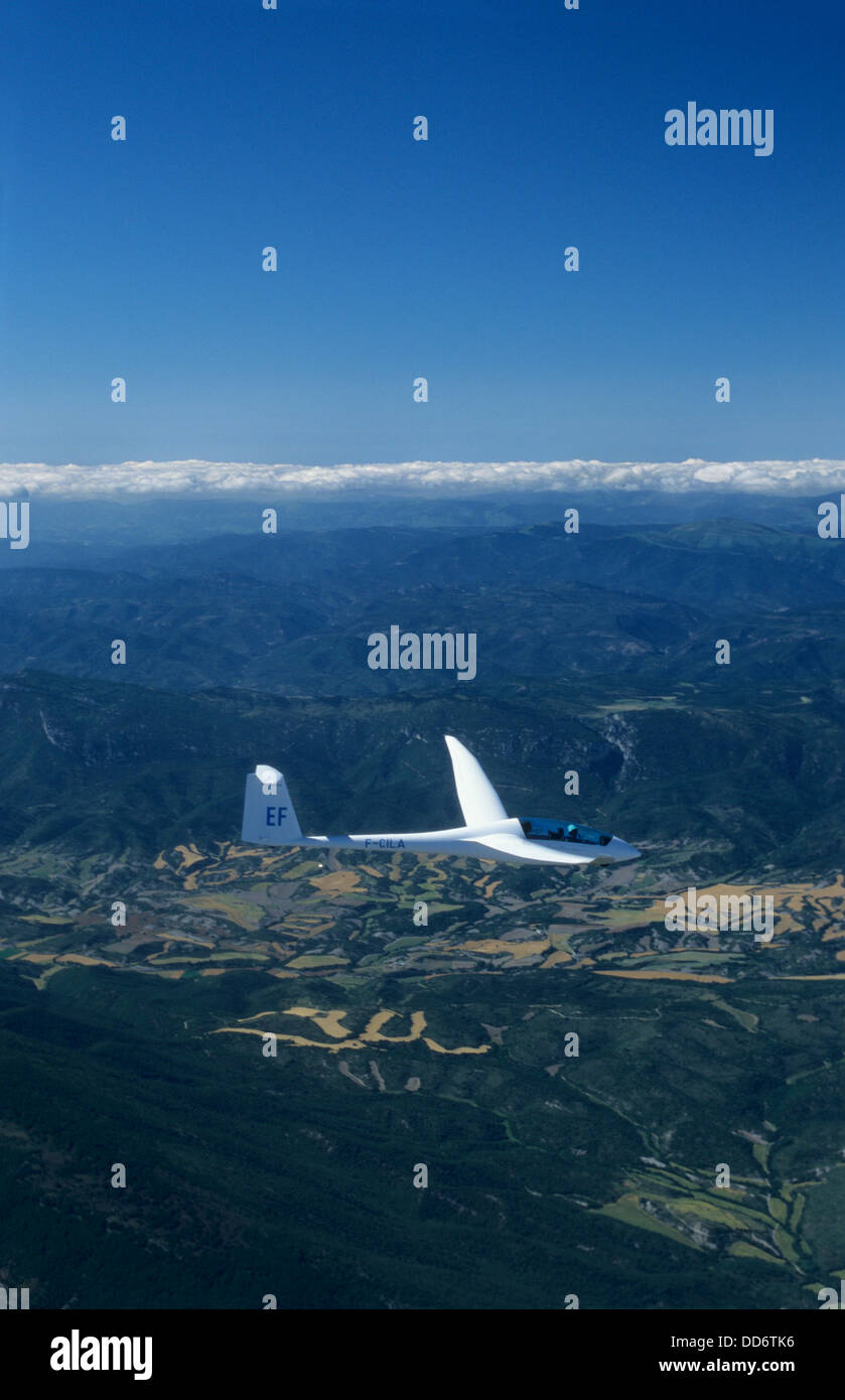 Glider plane Duo Discus flying over Sierre de Leyre near Tiermas ...