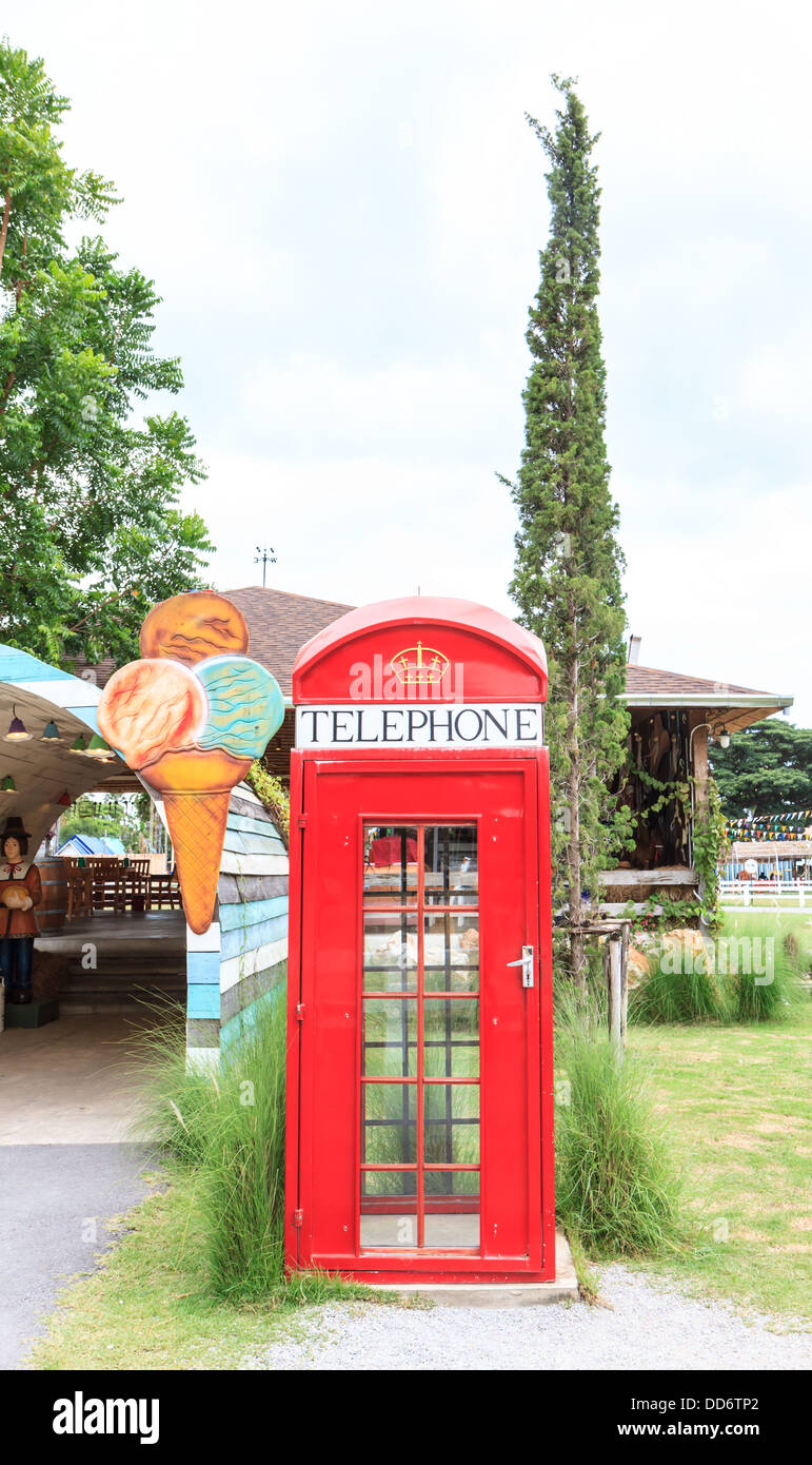 Red callbox hi-res stock photography and images - Alamy