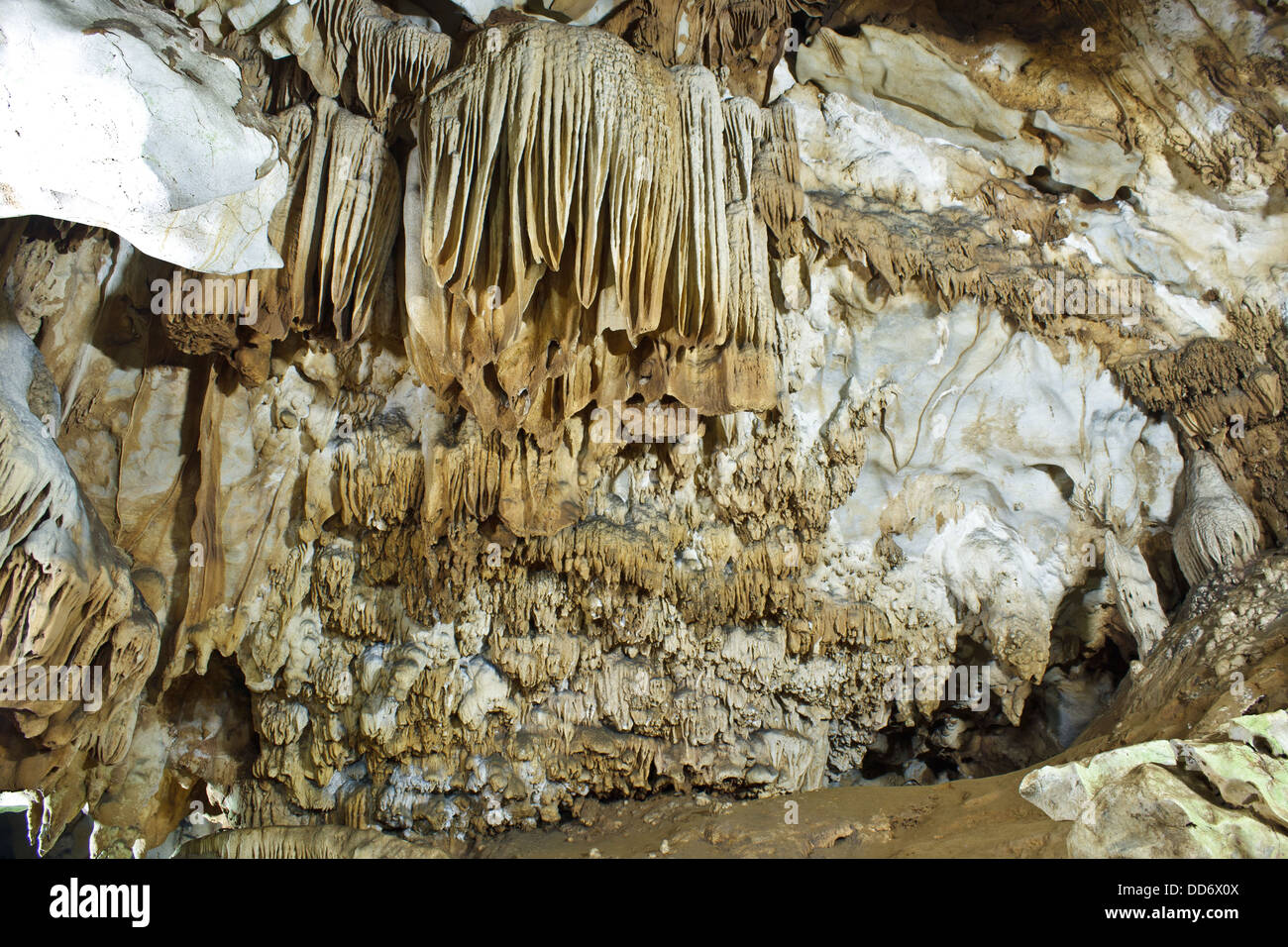 Stalactite cavern hi-res stock photography and images - Alamy