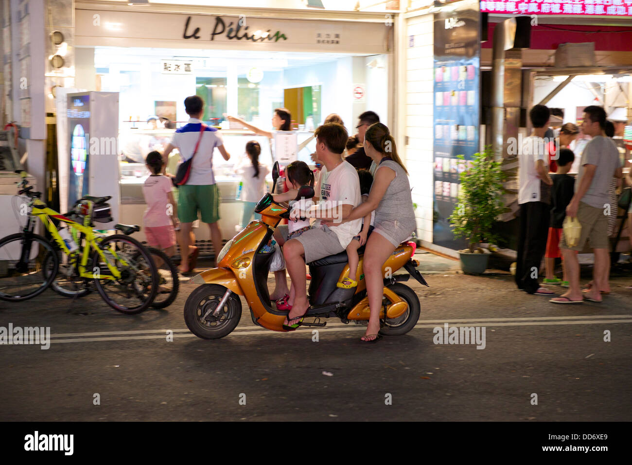 Mopeds are a popular mode of transport in Taiwan Stock Photo - Alamy