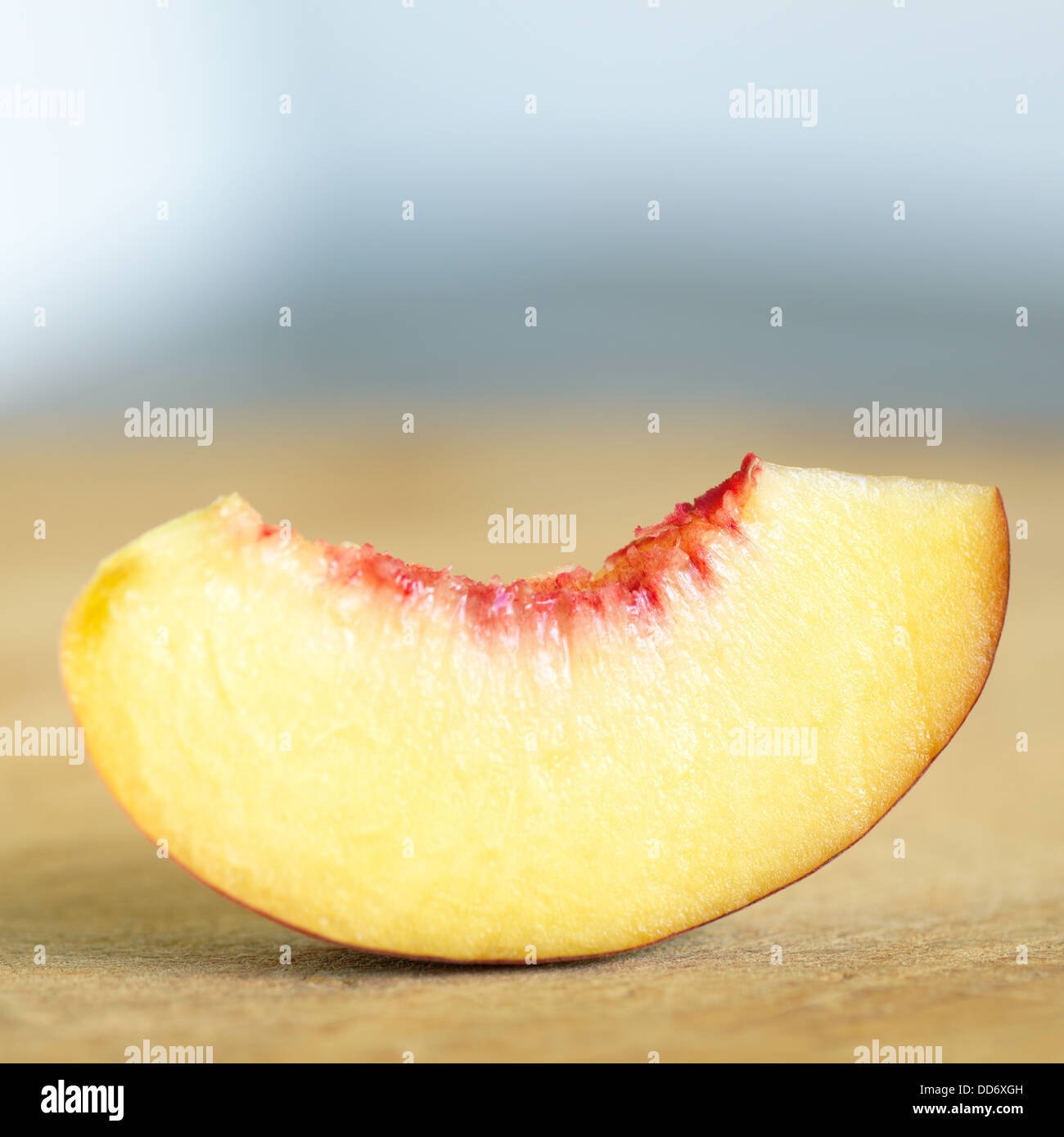 A closeup picture of the slice of the peach on the cutting board Stock ...