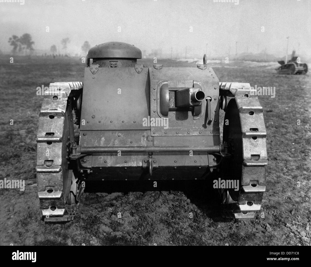 Tank treads hi-res stock photography and images - Alamy