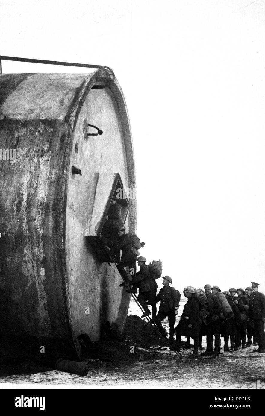 British World War I soldiers entering a novel billet with their packs ...