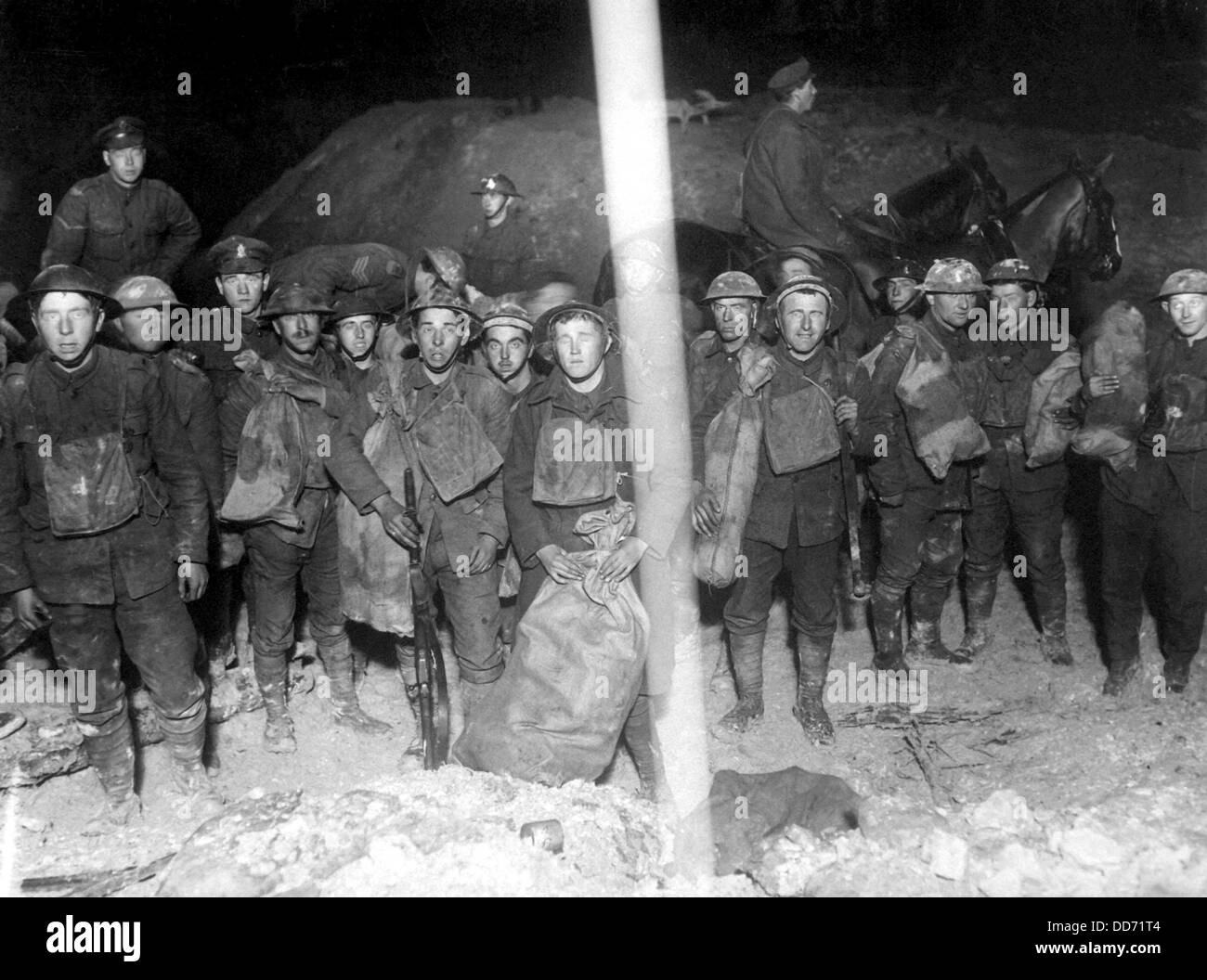 British soldiers in the trenches at St. Quentin getting their ...