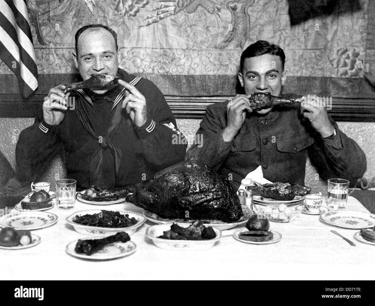 World War I service men enjoy a publically hosted Thanksgiving dinner ...