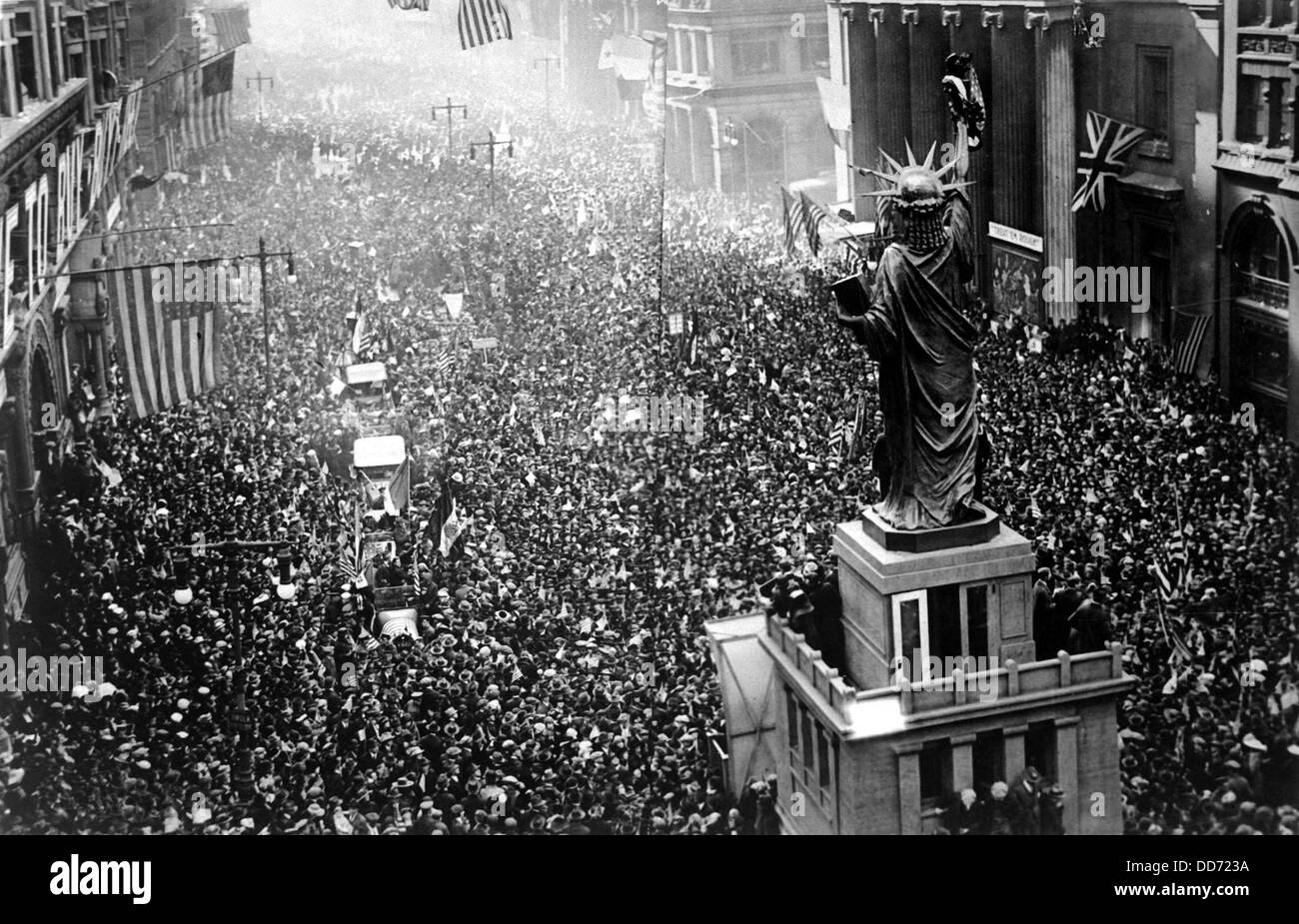 Philadelphia celebrating the armistice ending World War I. Thousands ...