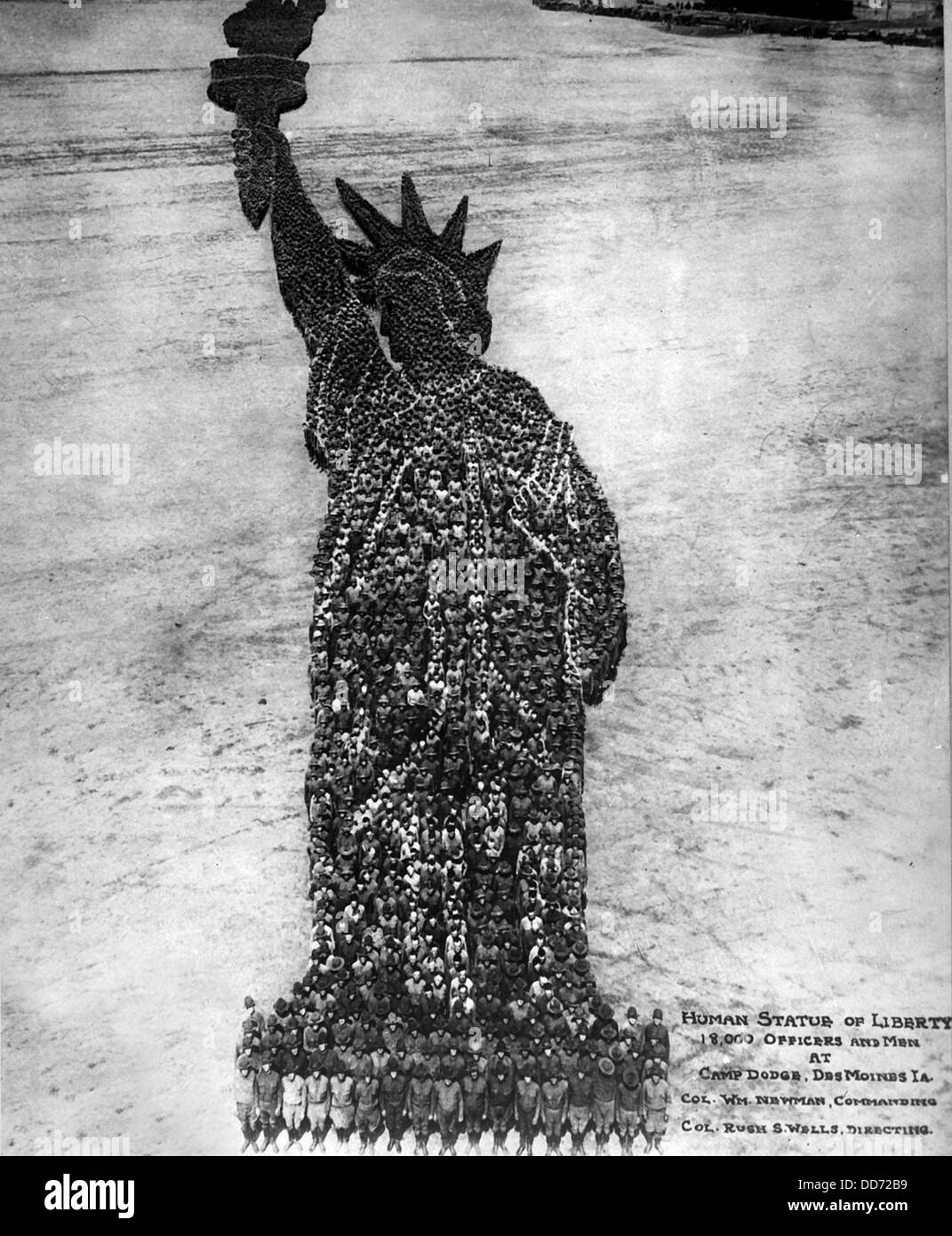 Human Statue of Liberty formed by 1,800 Officers and Men at Camp Dodge ...