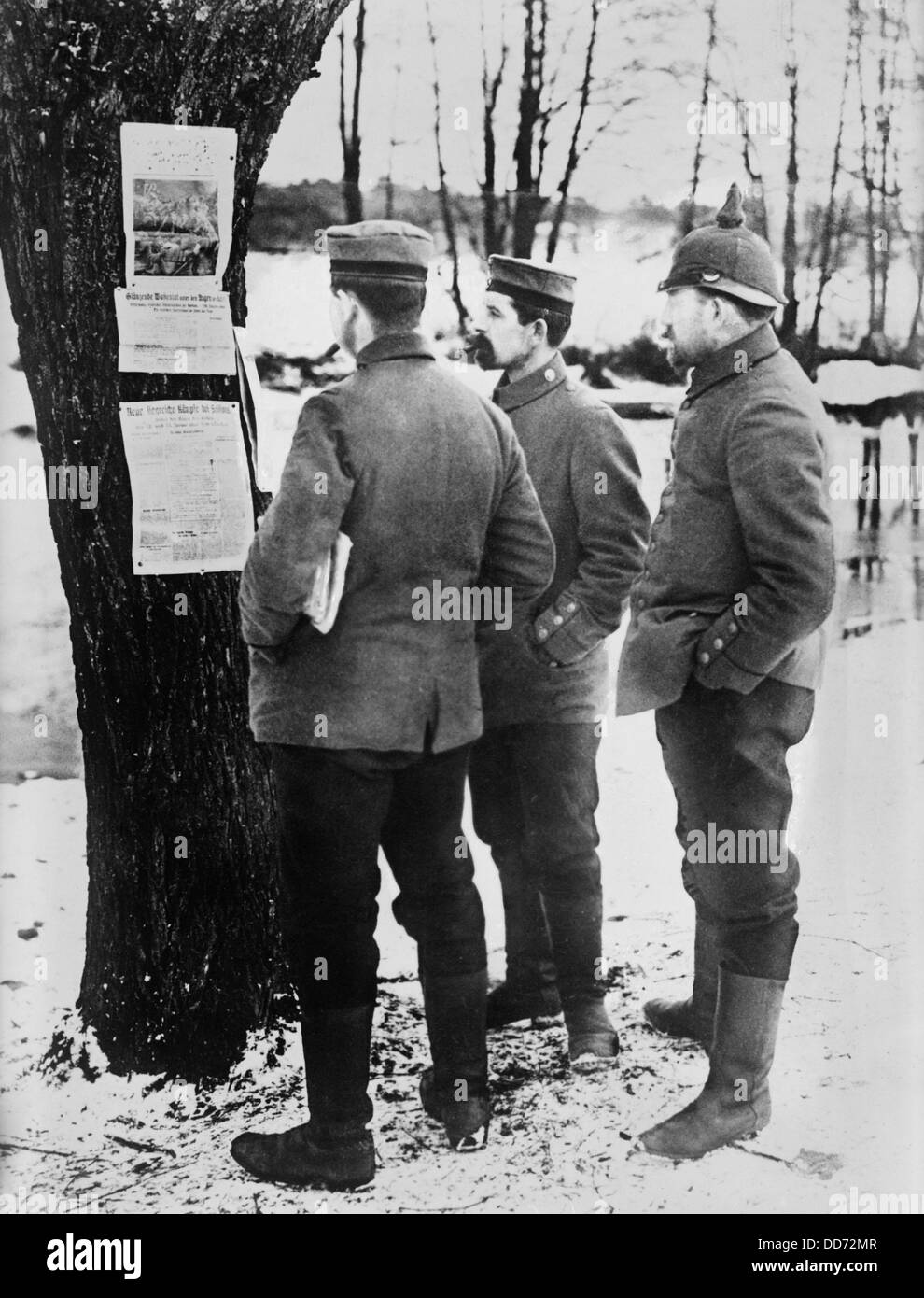 World War 1. German Soldiers reading a news bulletin. Governments of ...