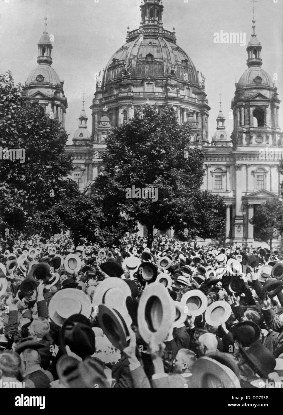 World War 1. Crowd of Germans men cheering the declaration of World War ...