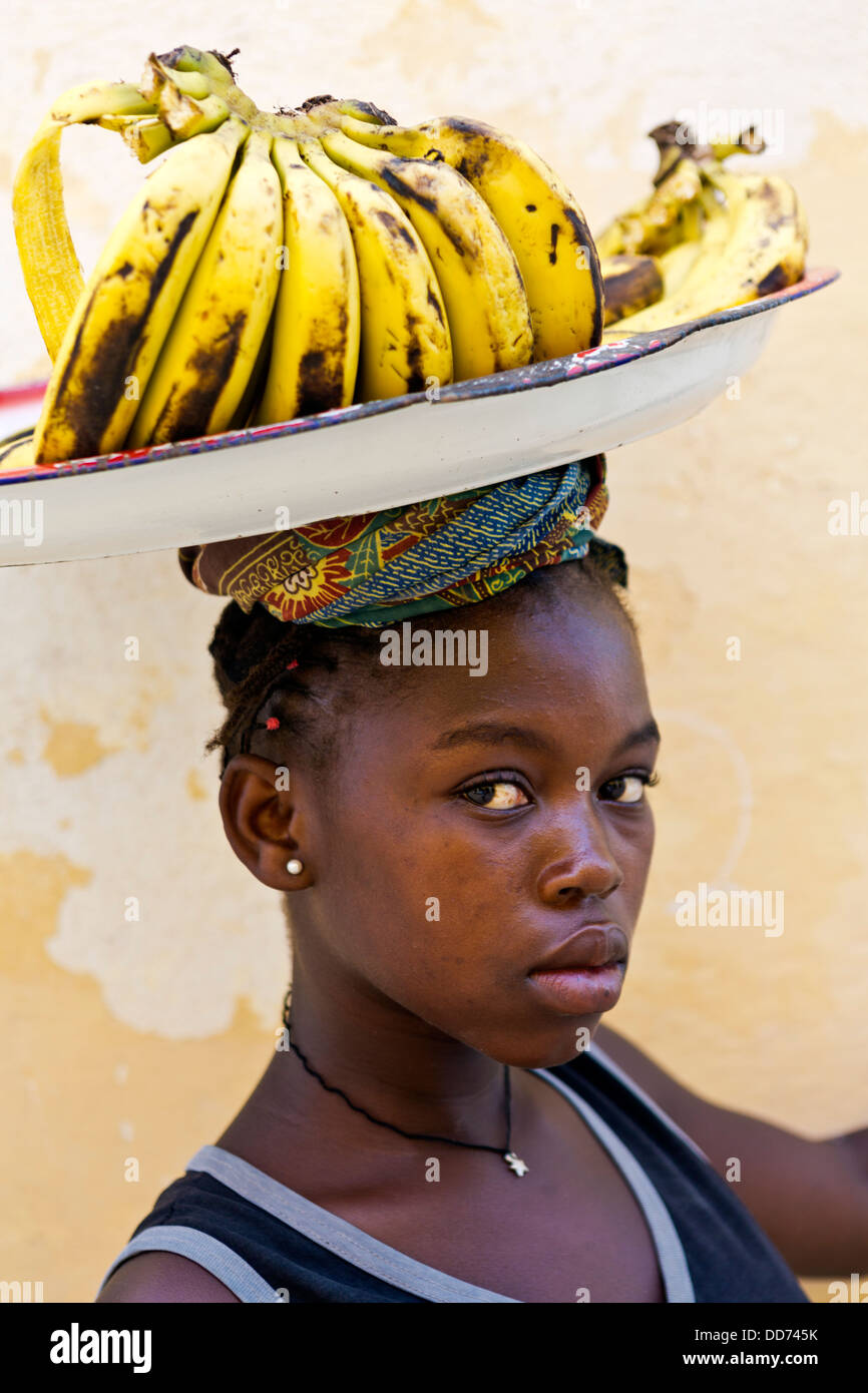 Girl selling fruit hi-res stock photography and images - Alamy