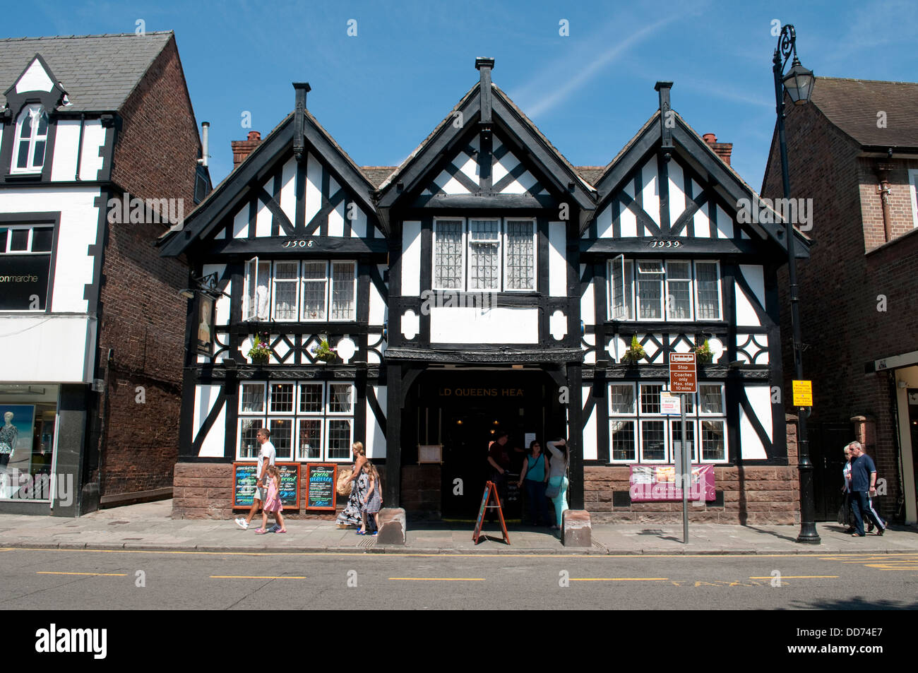 Queen's head pub hi-res stock photography and images - Alamy