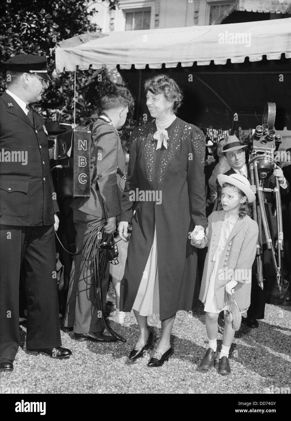 Eleanor Roosevelt with Diana Hopkins, child of widowed Harry Hopkins ...