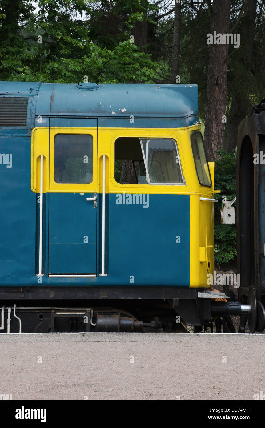 diesel-electric,locomotive,class 27,27106,D5394,BRCW,broomhill station ...