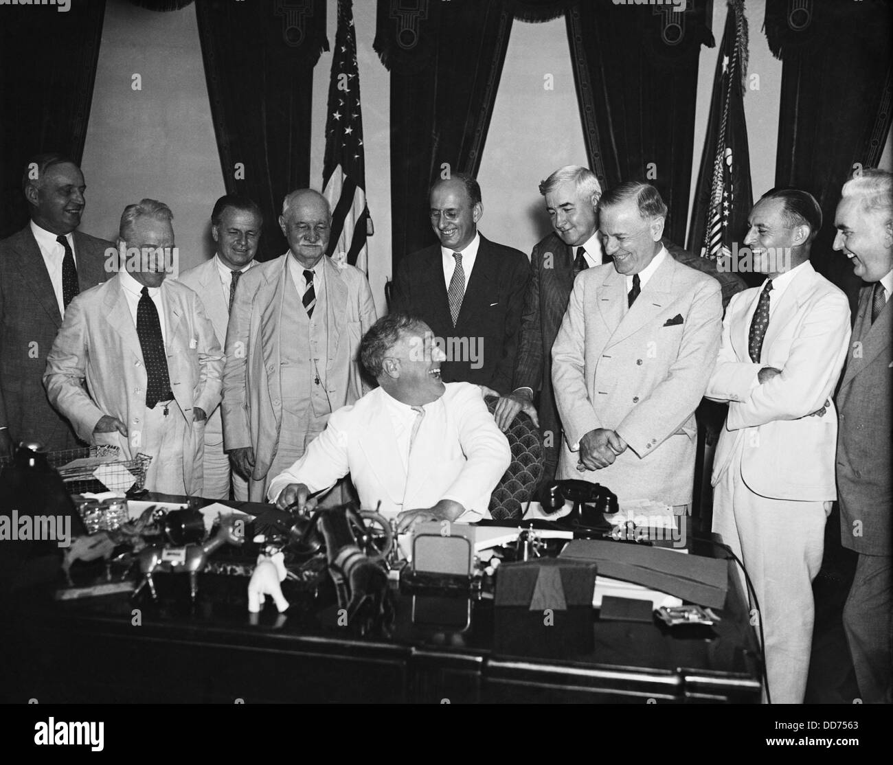 Franklin Roosevelt signs the Banking Act of 1935. Aug. 23, 1935 ...