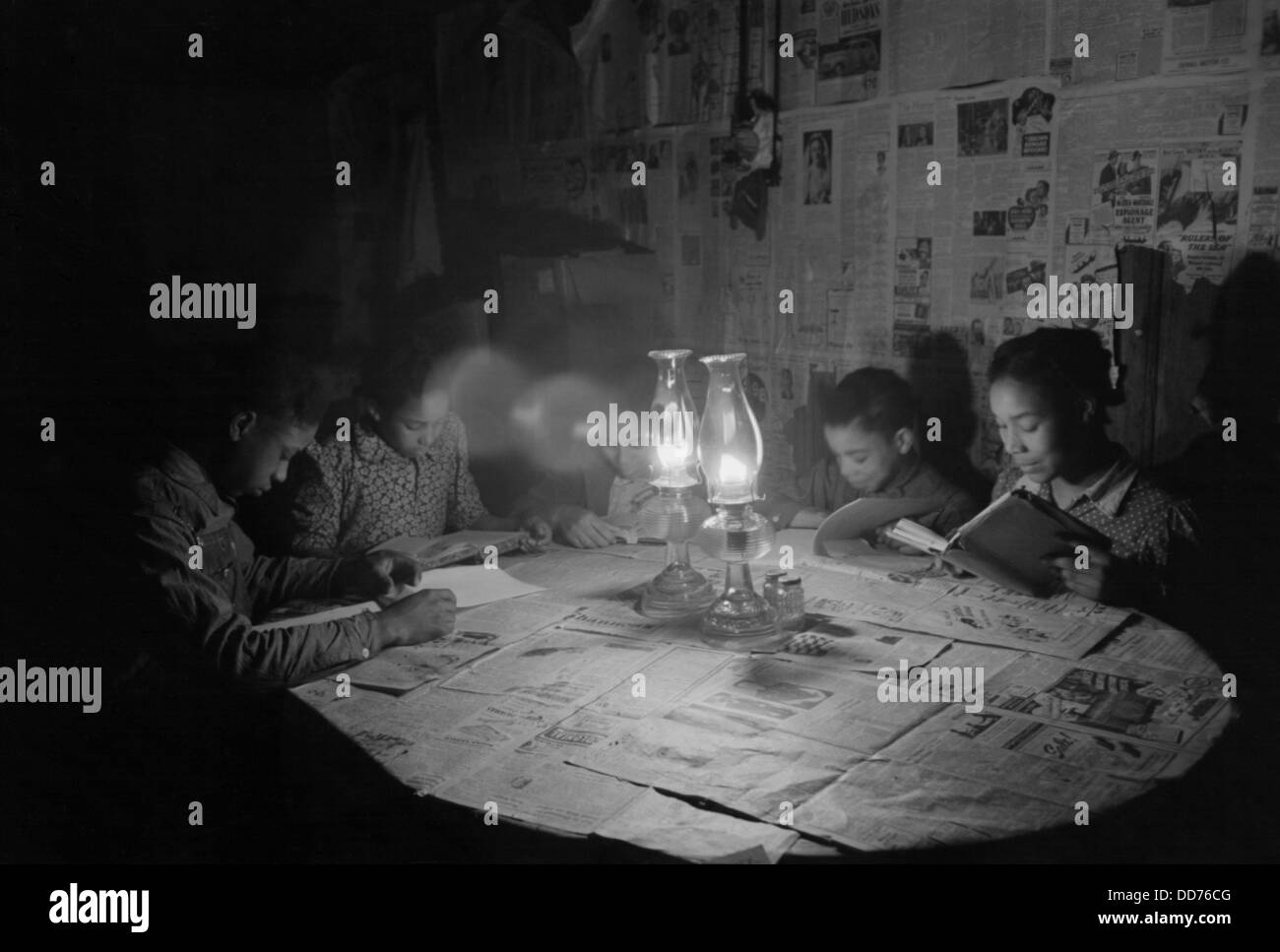 Children 1930s poor hi-res stock photography and images - Alamy