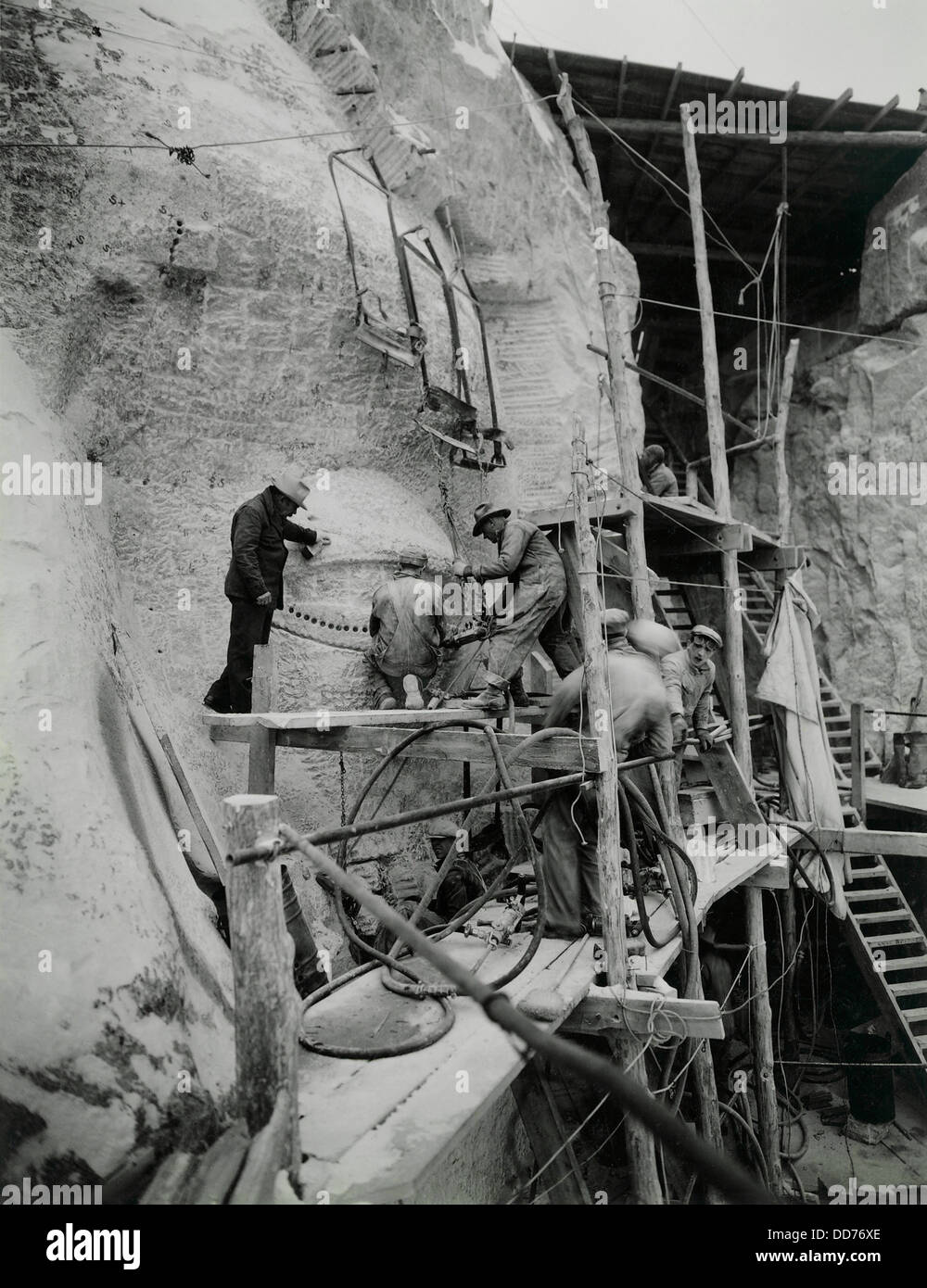 Mt. rushmore workers hi-res stock photography and images - Alamy