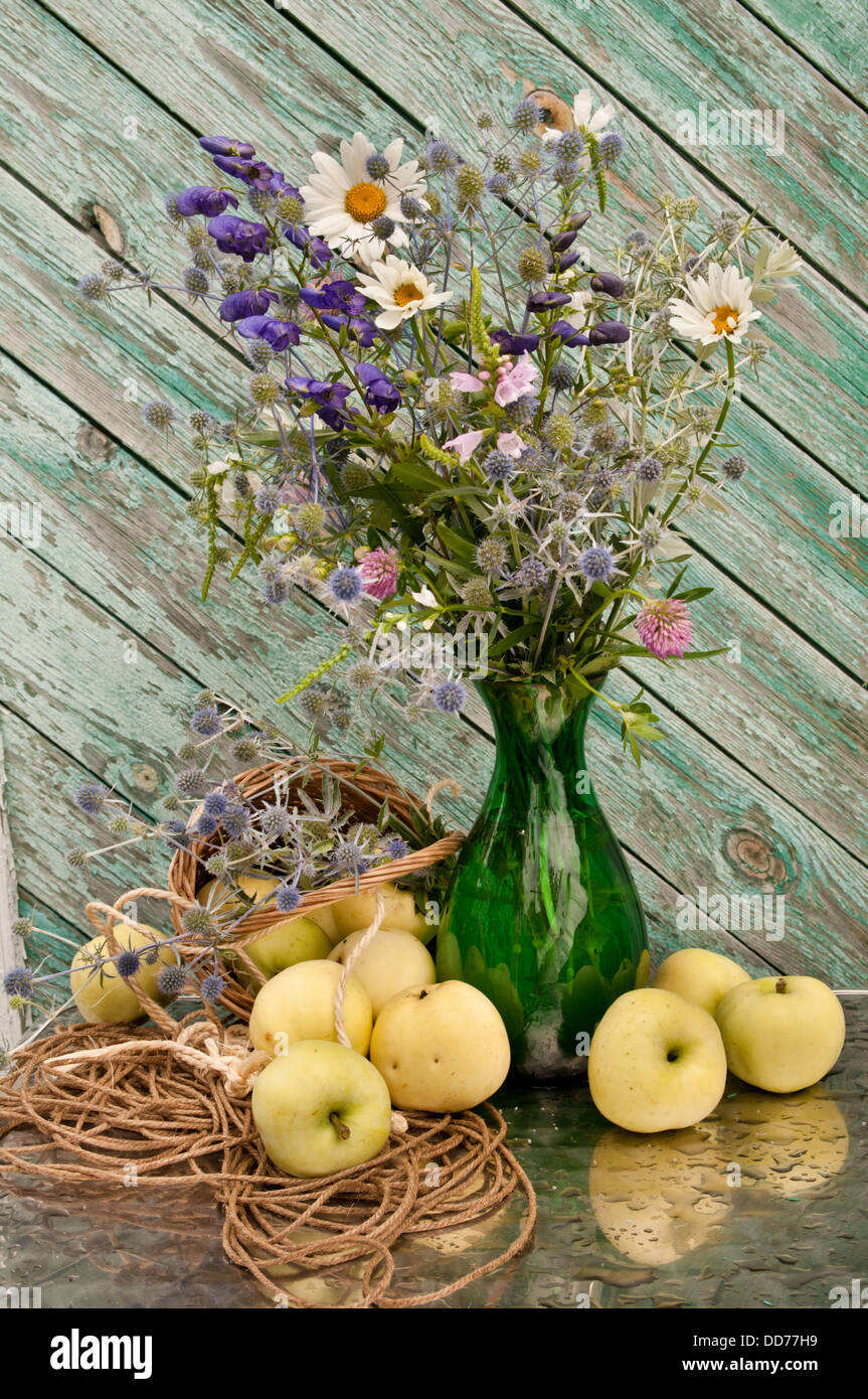 Vase with apples hi-res stock photography and images - Alamy