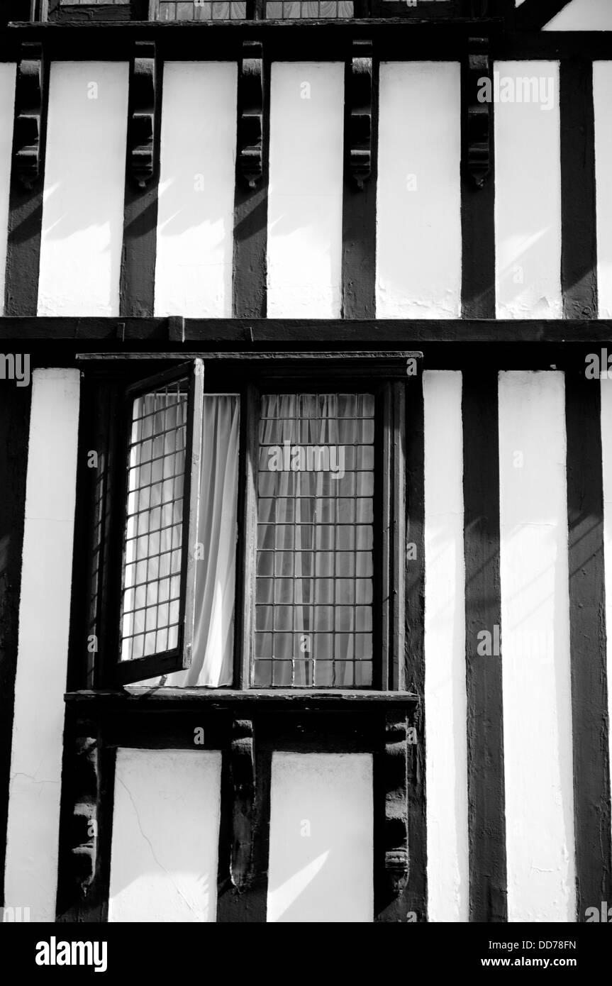 Exterior window house uk Black and White Stock Photos & Images - Alamy