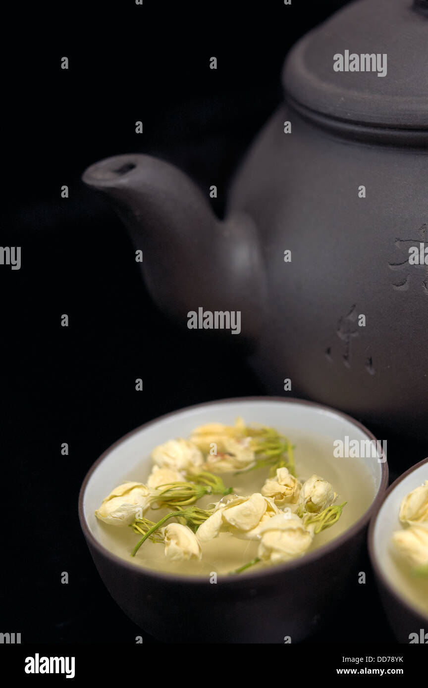 chinese jasmine tea pot and cups Stock Photo - Alamy