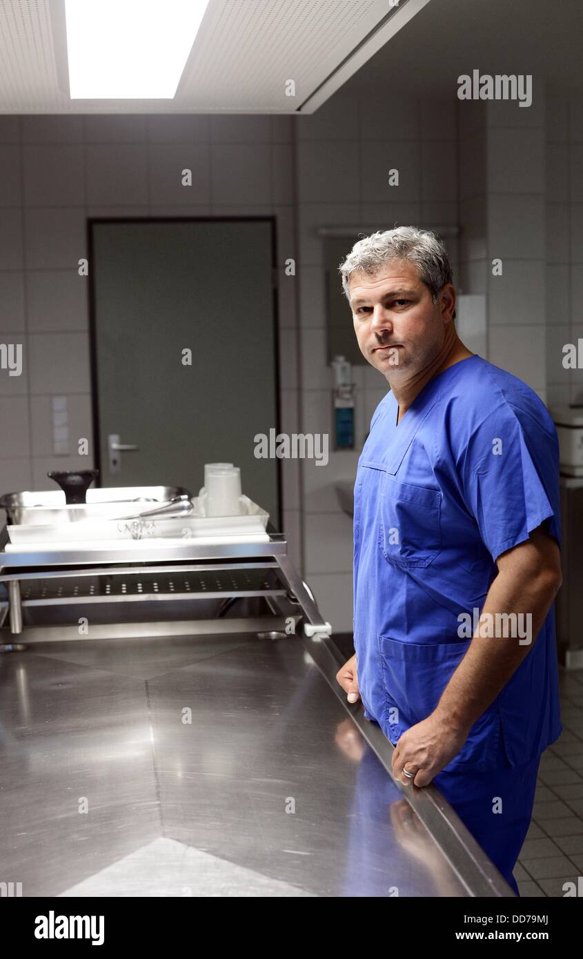 Forensic pathologist hi-res stock photography and images - Alamy