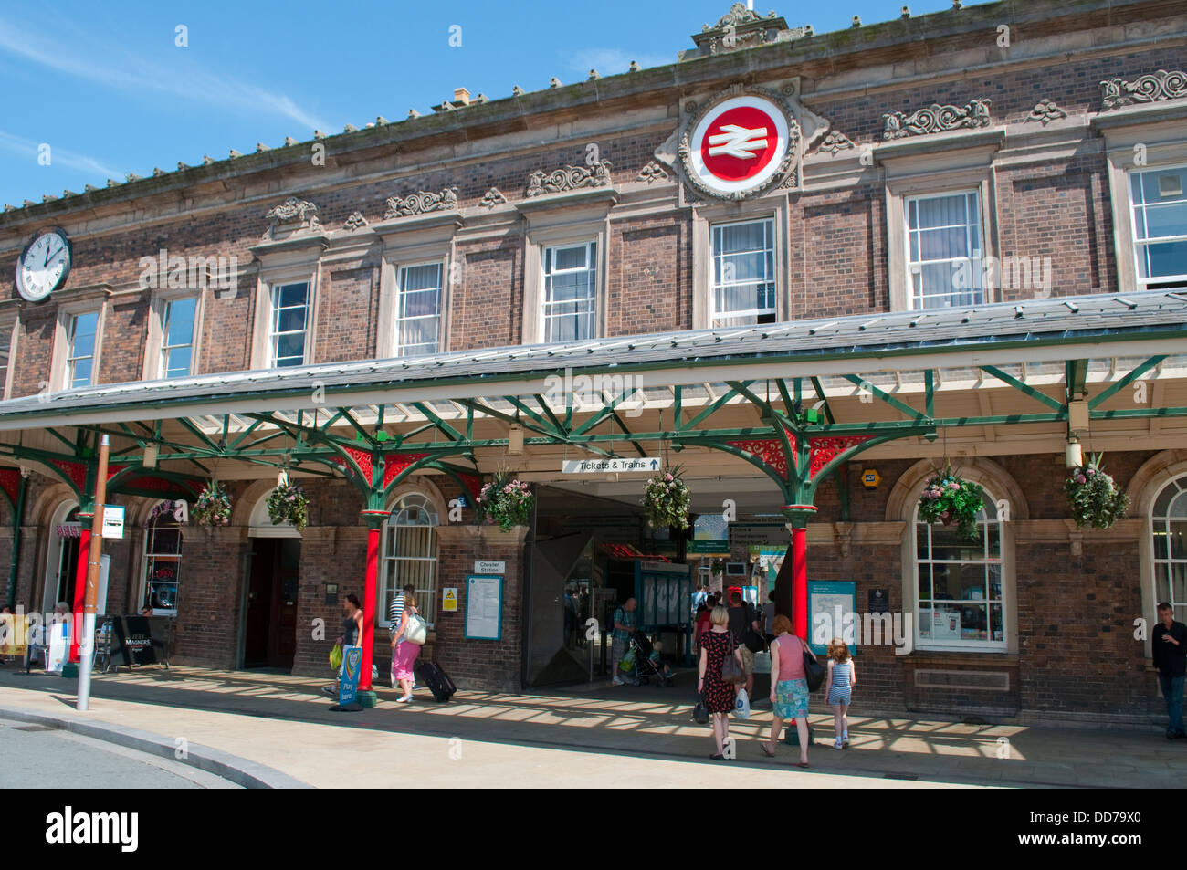 Chester railway station hi-res stock photography and images - Alamy