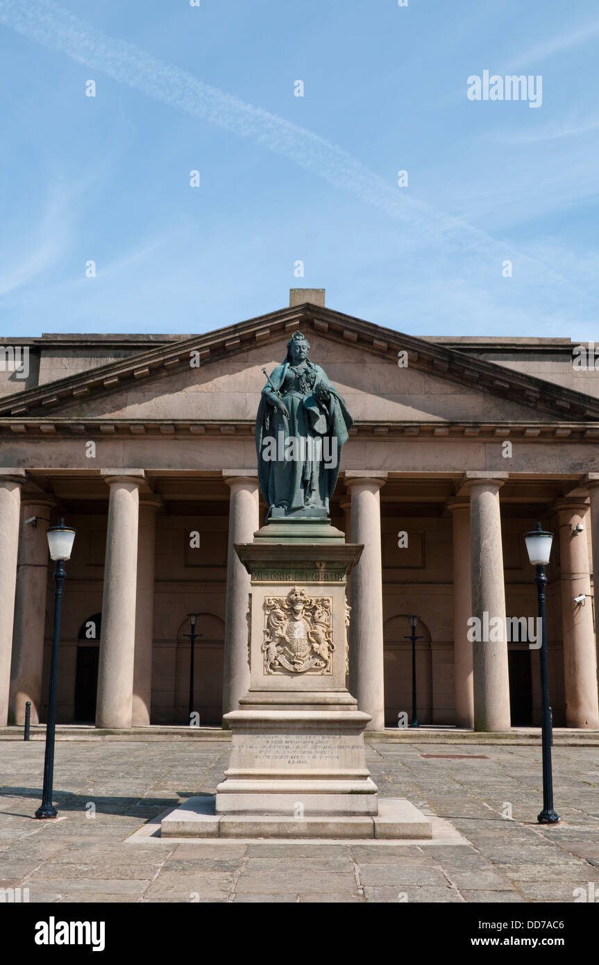 Queen Victoria statue, Chester Crown Court, Chester, Cheshire, UK Stock ...