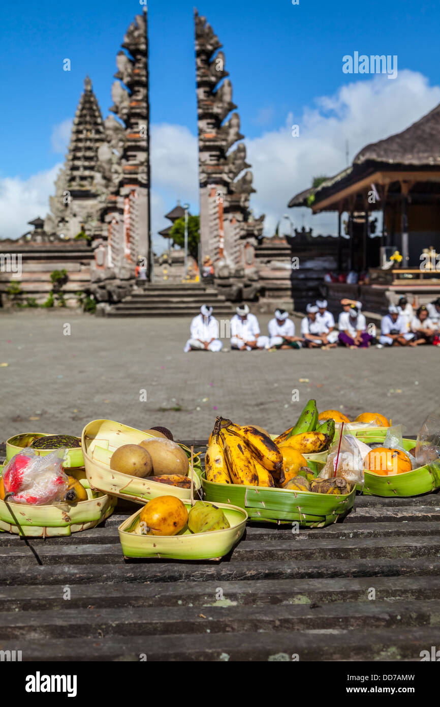 Offering oblation hi-res stock photography and images - Alamy