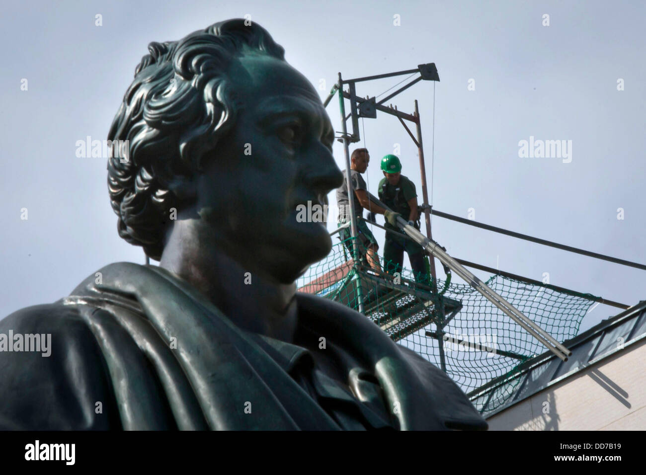 Statue of work workers hi-res stock photography and images - Alamy