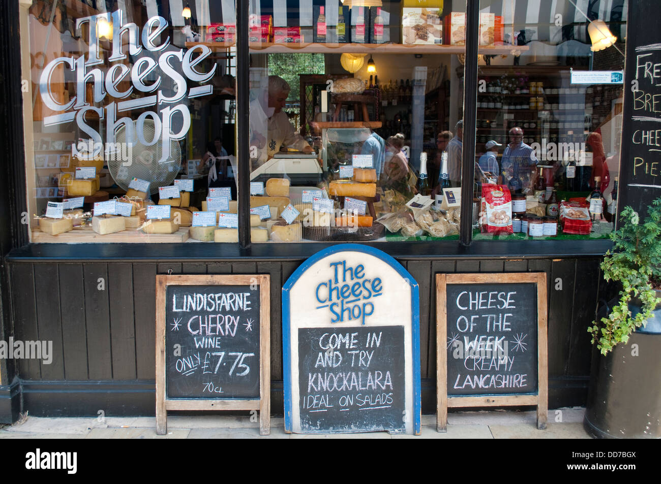British cheese shop hi-res stock photography and images - Alamy