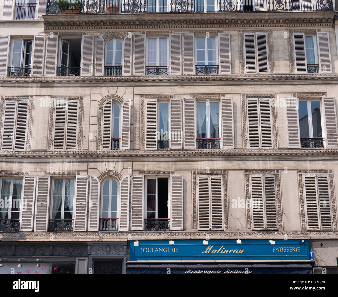 Paris apartment building hi-res stock photography and images - Alamy