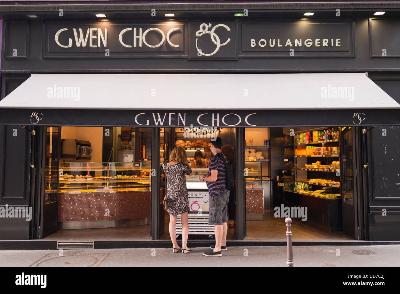 Visitors at boulangerie (baker) in Paris Stock Photo - Alamy