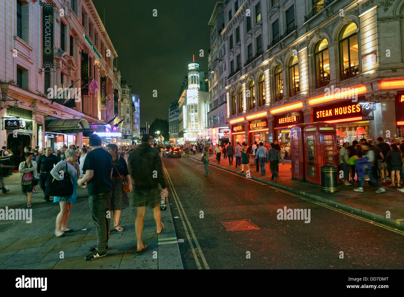 London nightlife with people hi-res stock photography and images - Alamy