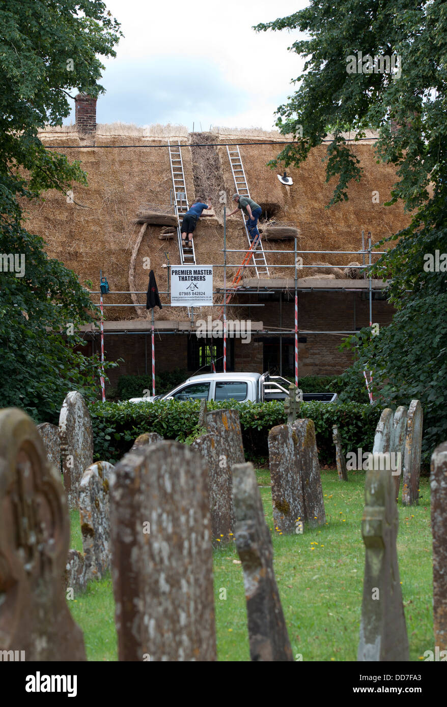 Thatching at Duns Tew, Oxfordshire, England, UK Stock Photo - Alamy