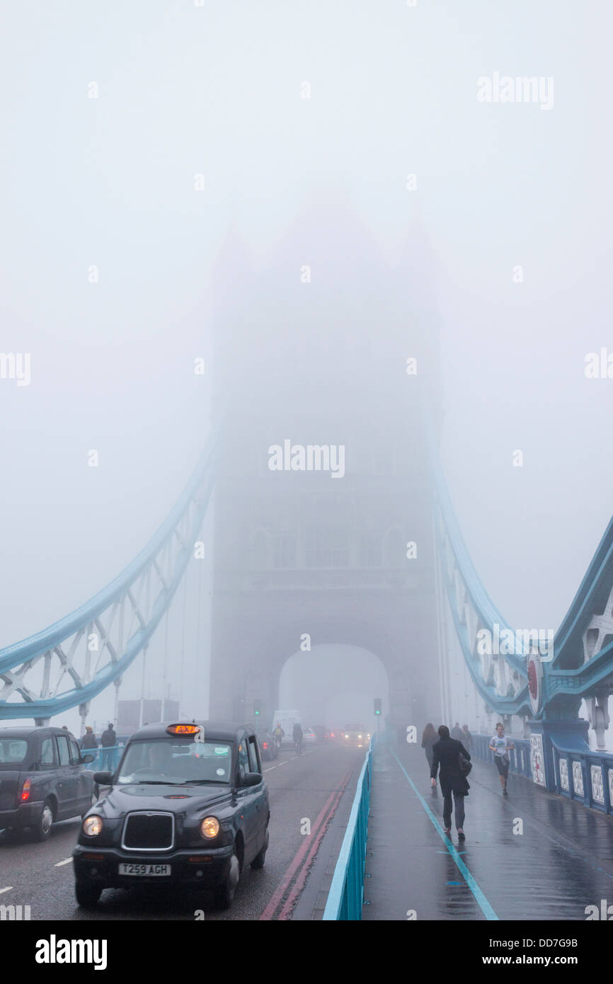 London in fog hi-res stock photography and images - Alamy