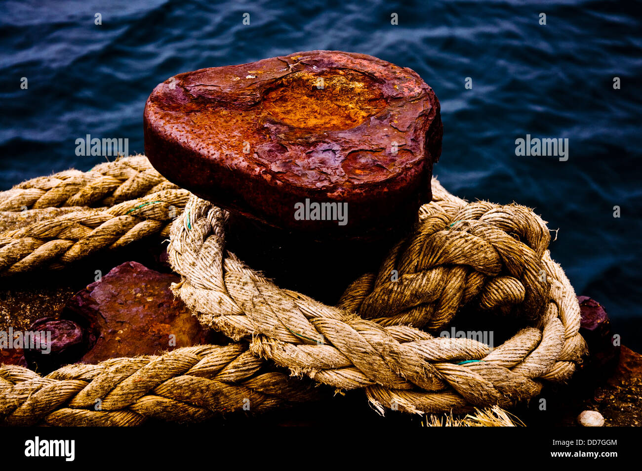 Old mooring rope hi-res stock photography and images - Alamy
