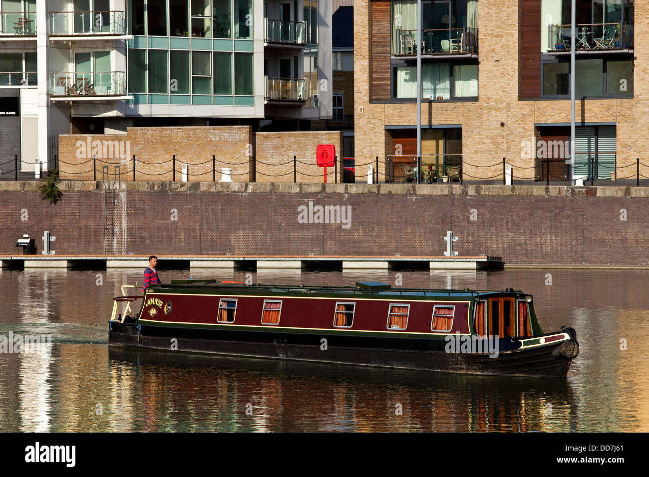 Limehouse marina and basin lock hi-res stock photography and images - Alamy