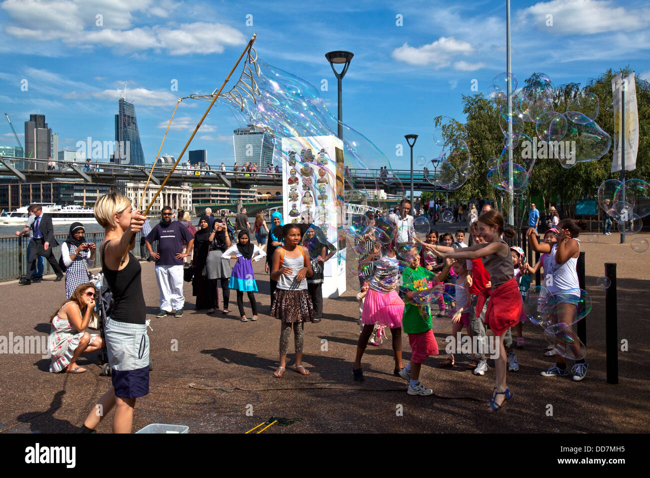 Queens walk hi-res stock photography and images - Alamy