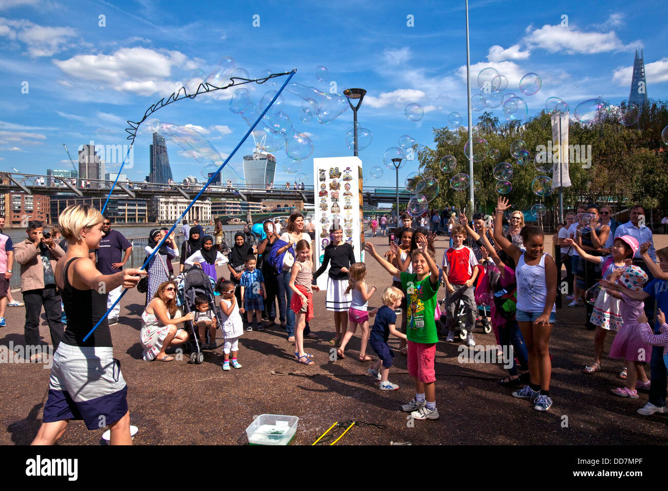 Queens walk london hi-res stock photography and images - Alamy