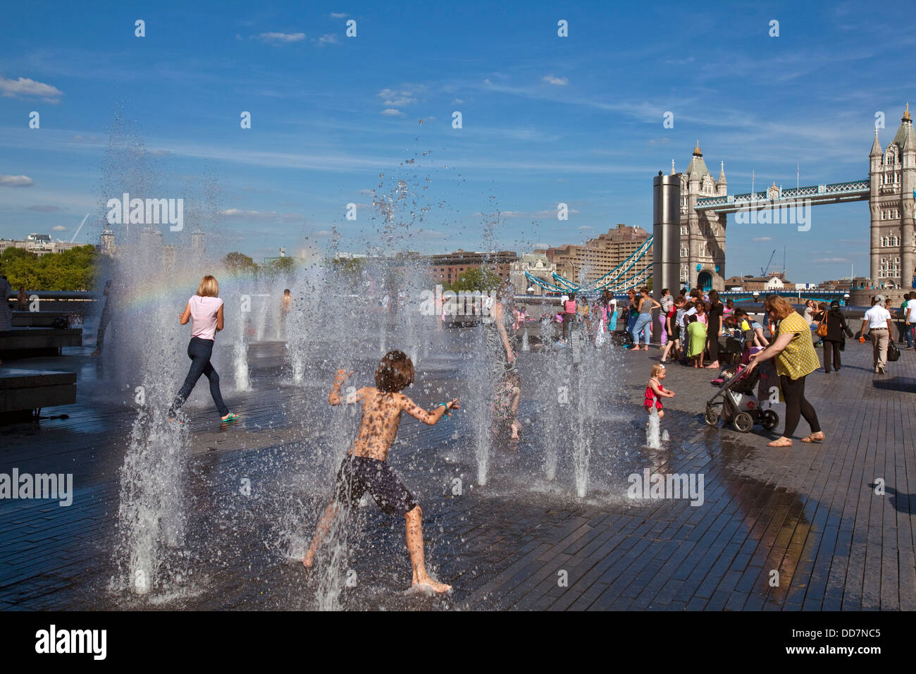 Water Fountains, Queen's Walk, London, England Stock Photo - Alamy